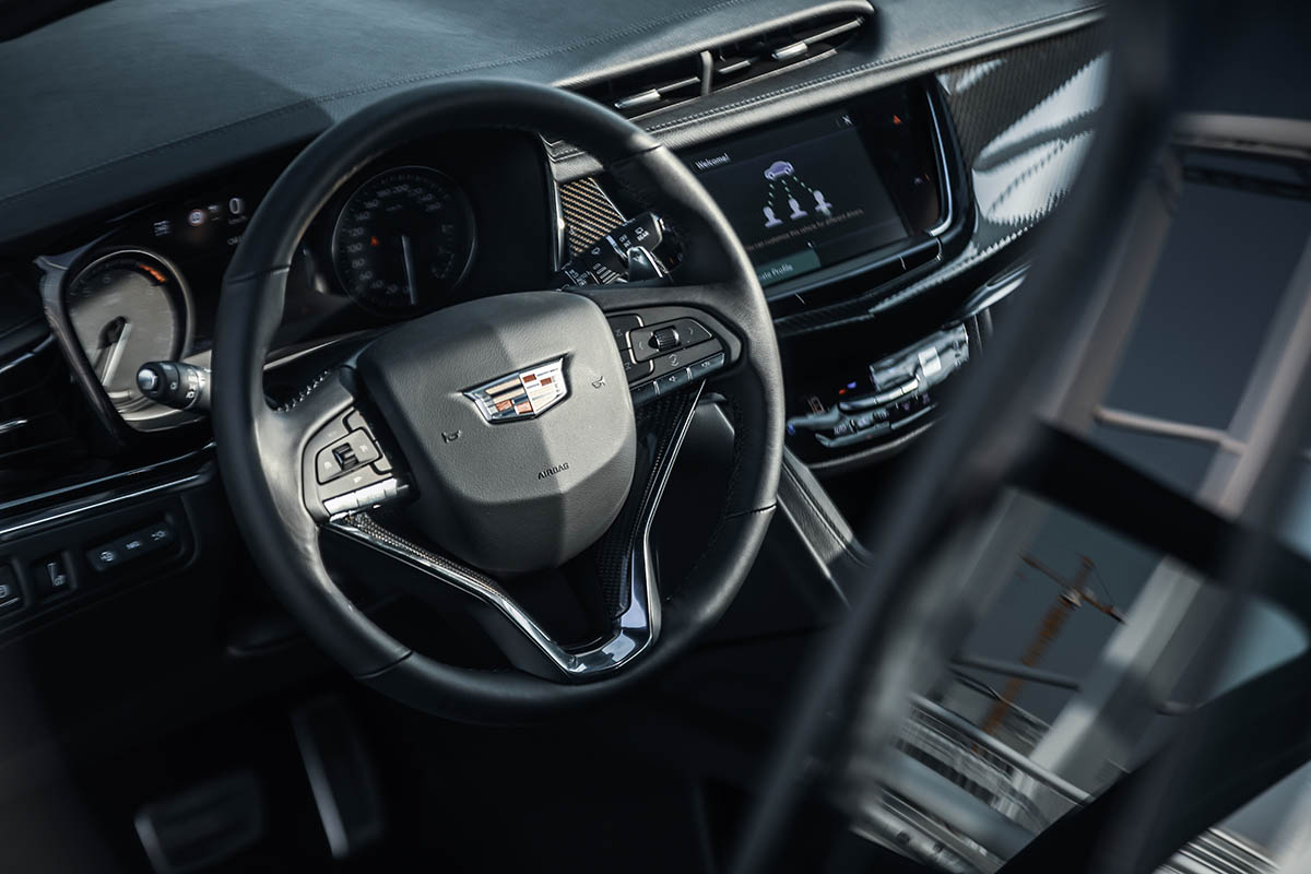 StriveME - كاديلاك XT6: سيارة رجال الاعمال، عائلية وفخمة